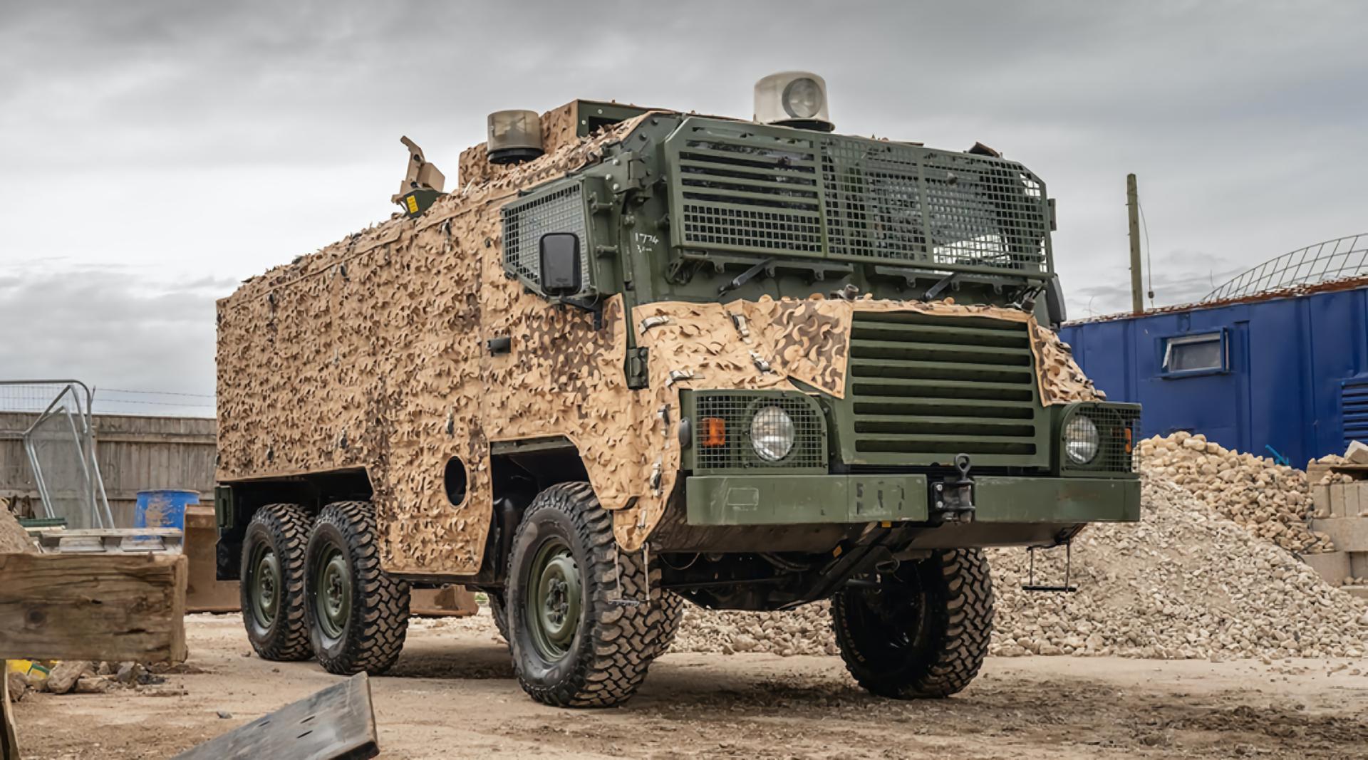 Австрійська бронемашина Pinzgauer Vector 718 6×6 помічена на фронті ...