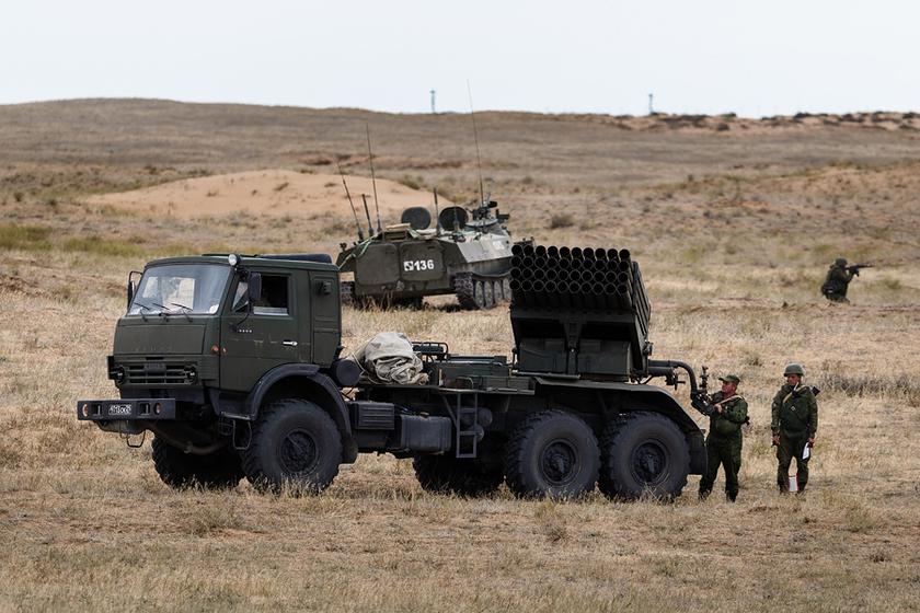 Ukrainian artillerymen use HIMARS to destroy a rare Russian 2B26 Grad ...