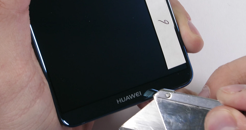 JerryRigEverything mocked the Huawei P20 Pro, testing it for strength ...