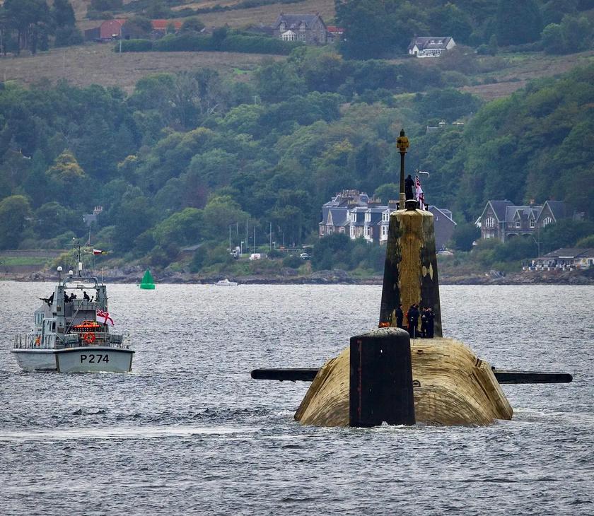 The Vanguard-class nuclear-powered submarine carrying Trident II (D5 ...