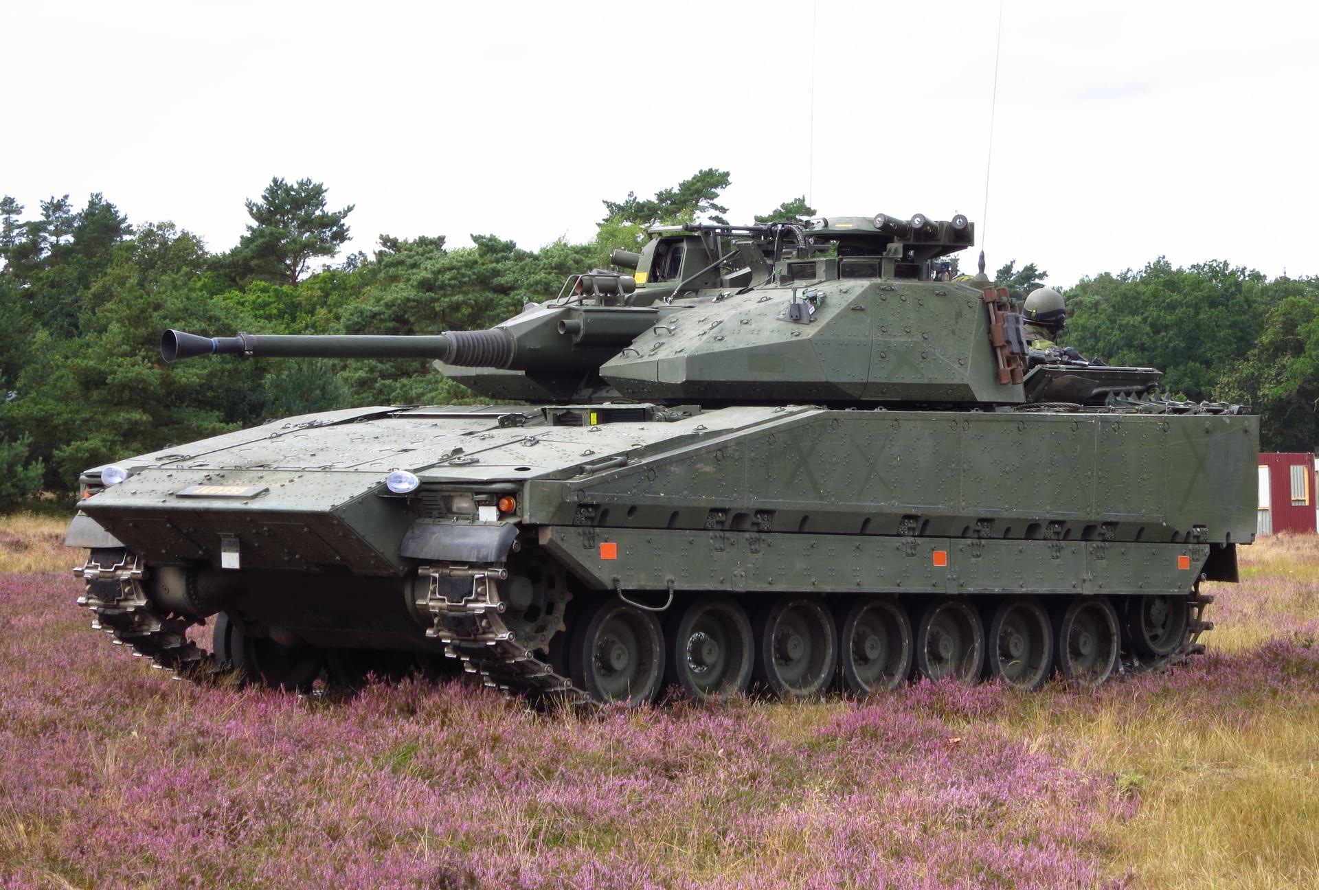 Ukrainian Armed Forces trained in Sweden on Stridsvagn 122 tanks, CV90 infantry fighting ...