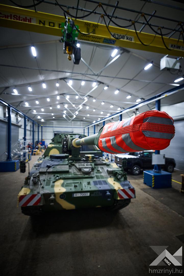Hungary receives first self-propelled howitzers Panzerhaubitze 2000 ...