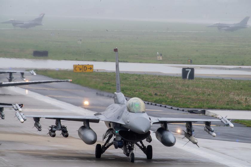 The US Air Force simultaneously took to the skies 36 F-16 fighters and ...