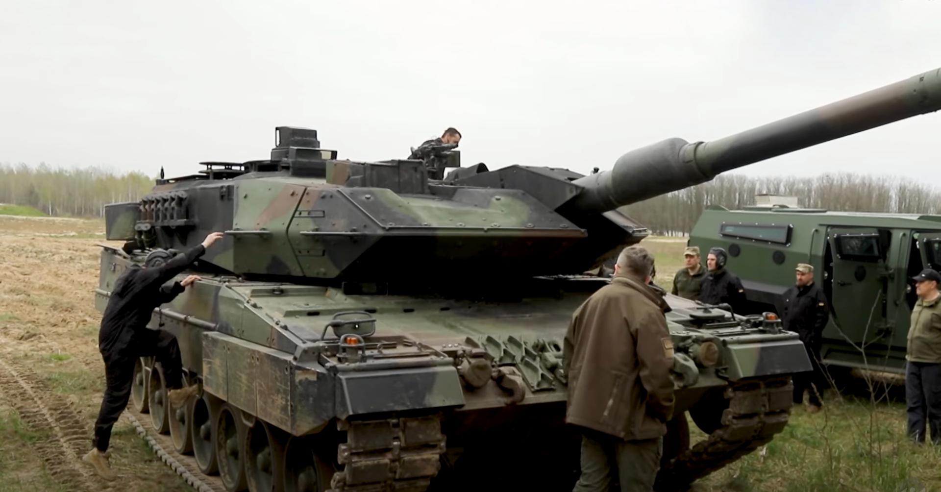 Ukrainian Armed Forces showcase German Leopard 2A6 tanks for the first ...
