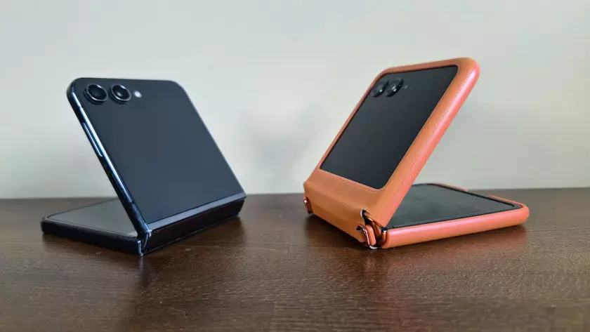 Three things that make the Motorola RAZR clamshell better than the ...